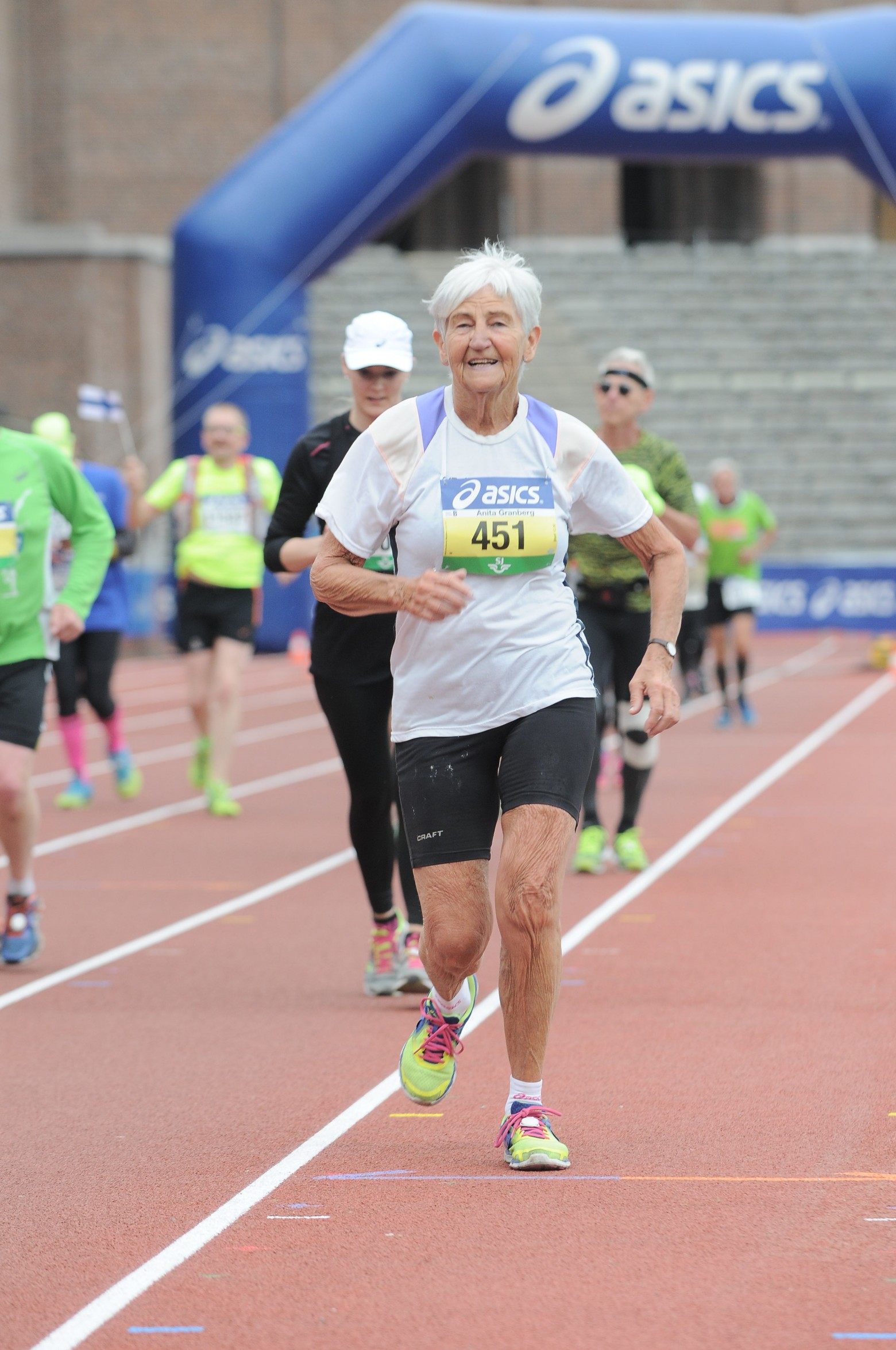 Anita springer maran med barnbarnet | Marathon.se