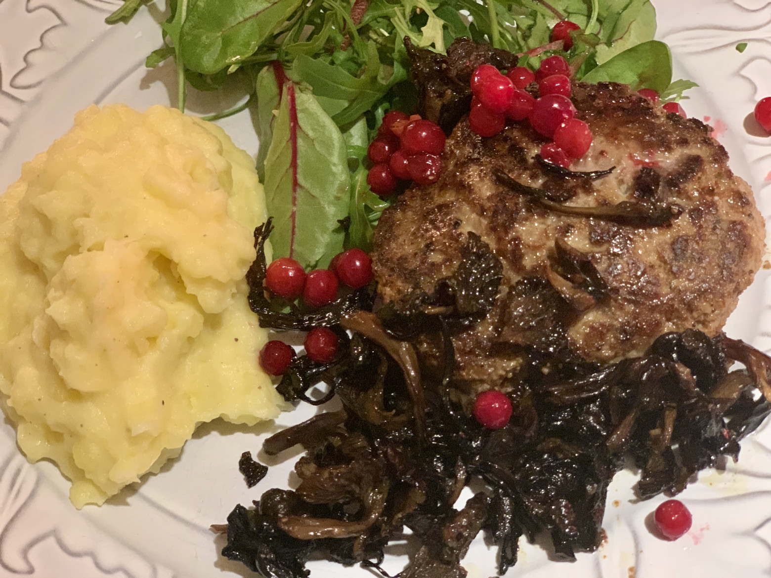 Recept: Hjortwallenbergare med smörstekta kantareller | Marathon.se